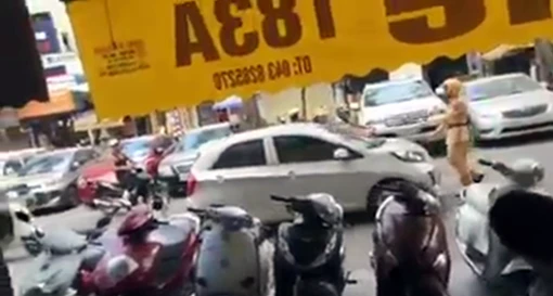 Lái xe ô tô đâm CSGT trên đường Phùng Hưng rồi bỏ chạy