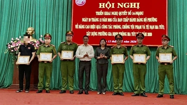 Nghi hộp hàng chứa ma túy, nam nhân viên giao hàng đến trụ sở Công an ...