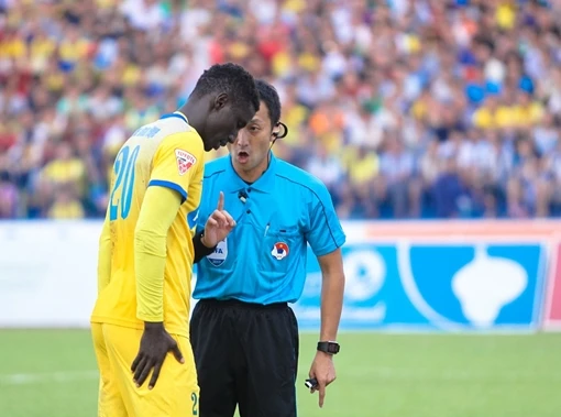 Khi "vua" ngoại cầm còi
